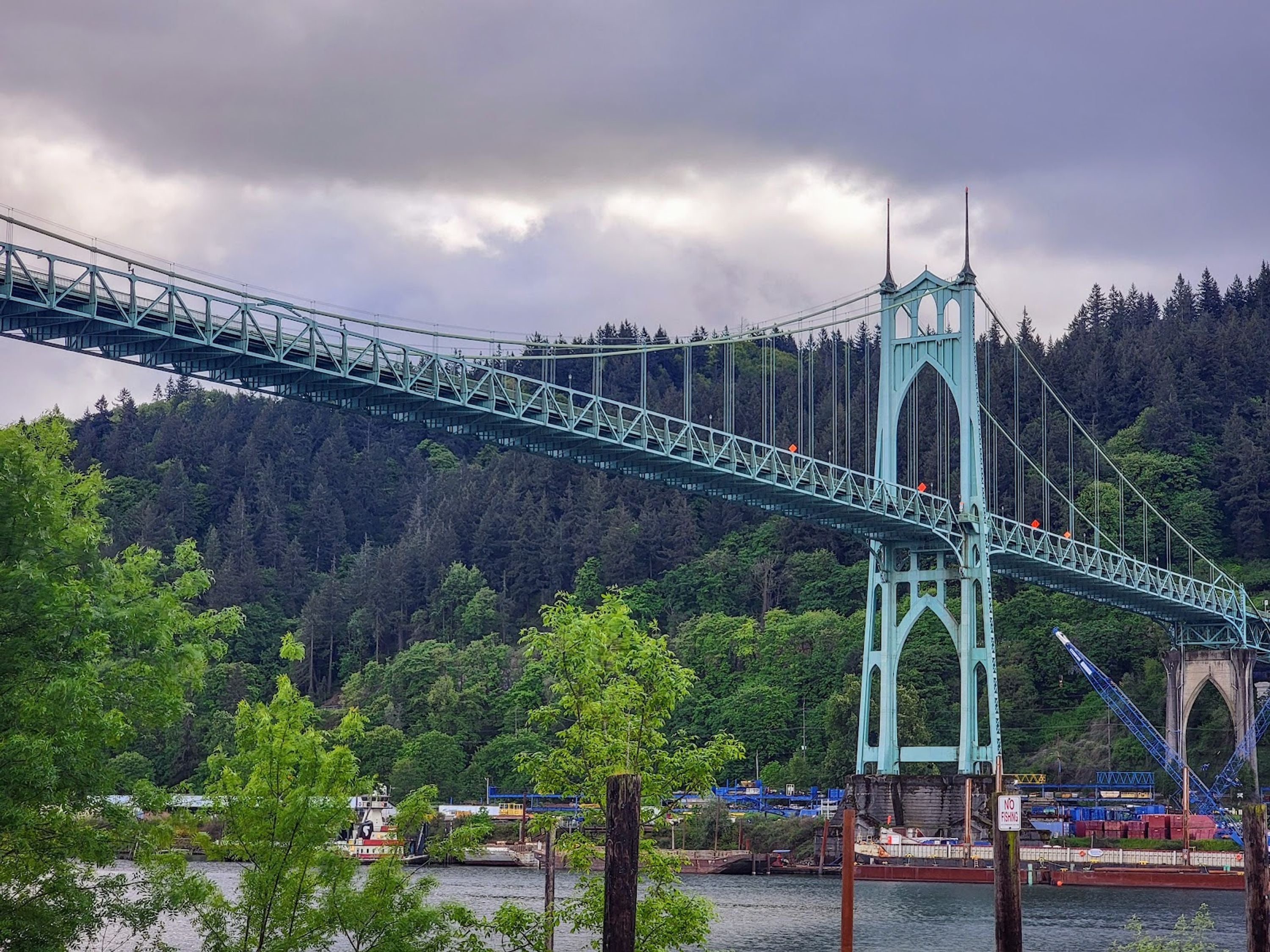 St.-Johns-Bridge - Stahlhängebrücke im Cathedral Park, Portland, USA