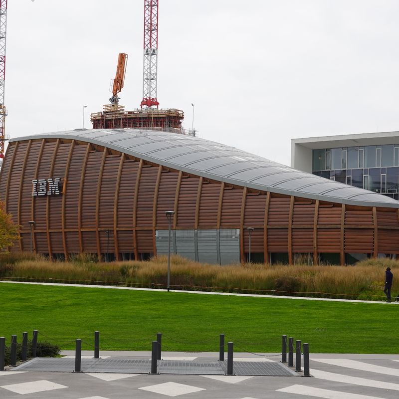 IBM Studios - Edificio corporativo en Piazza Gae Aulenti, Milán, Italia.