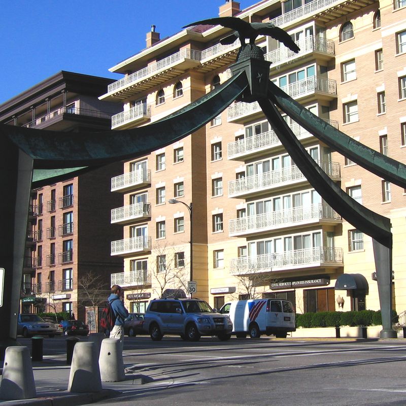 Eagle Gate - Porte monumentale et sculpture dans le centre-ville de ...