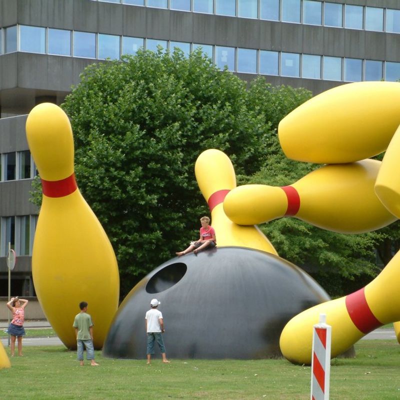 Flying Pins - Sculpture publique sur Avenue Kennedy, Eindhoven, Pays-Bas.